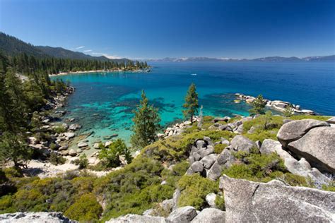Una Playa Idílica En Un Lago De Agua Cristalina En Estados Unidos