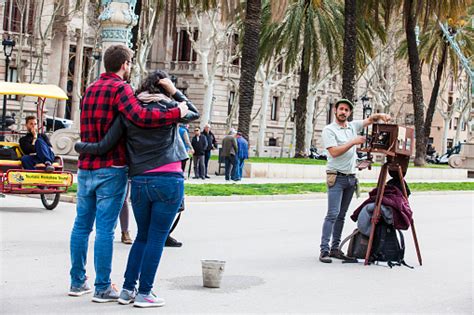 빈티지 나무 카메라를 사용 하 여 몇 가지에 사진을 찍고 바르셀로나3 월 2018 젊은 사진 작가 고풍스런에 대한 스톡 사진 및 기타 이미지 Istock