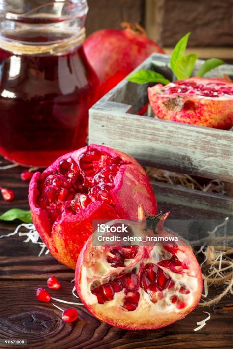 갓 압착 석류 과일 주스와 잘 익은 석류 나무 테이블에 Superfoods와 건강 또는 해독을 위한 영양의 개념 0명에 대한