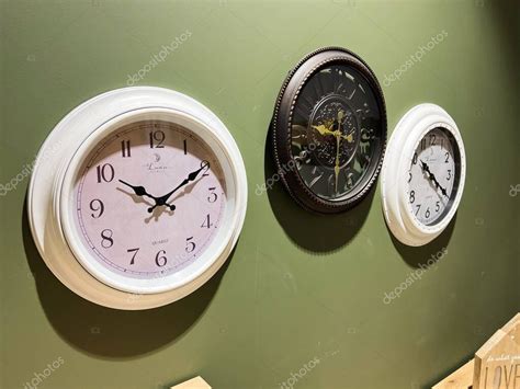 Kiev Ucrania 03 De Enero De 2025 Una Colección De Tres Relojes Con
