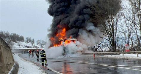 Un Autocar Cu Aproape 50 De Oameni A Luat Foc Pe O șosea Din Mureș