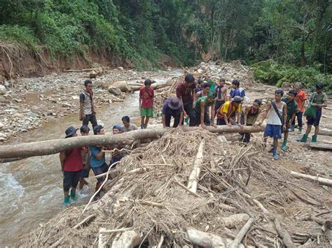 သံတောင်ကြီးတွင် မိုးကြီးမြေပြိုပြီး ပျက်သွားသည့် လမ်းတံတားတချို့ကို