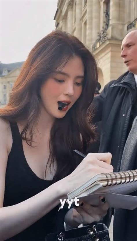 Viral Photo Of Han Sohee Biting A Marker While Giving Autograph In