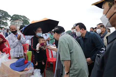 សម្ដេចតេជោ ហ៊ុន សែន អញ្ជើញចែកស្រូវពូជ និងស្បៀងអាហារ ដល់ប្រជាពលរដ្ឋរងគ្រោះដោយទឹកជំនន់