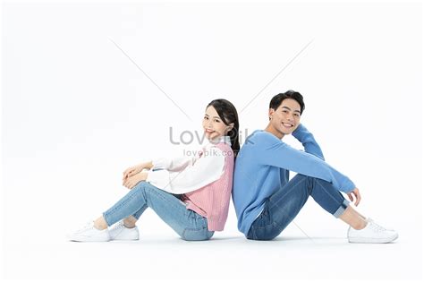 Pareja Sentada Espalda Con Espalda En El Suelo Fotos De Parejas
