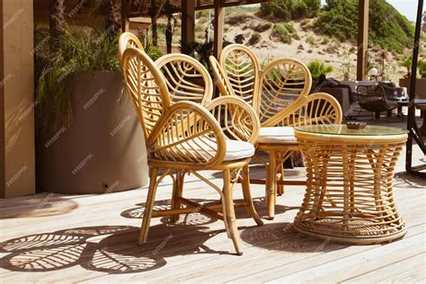 Chaises En Rotin En Osier Sur Un Comptoir De Bar Flottant Avec Jardin à
