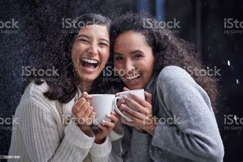 커피 머그잔을 들고 크리스마스 동안 눈 속에서 밖에 서 있는 두 명의 가장 친한 친구의 샷 커피 마실 것에 대한 스톡 사진 및