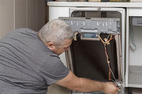 가정에서 식기 세척기 수리에 대한 에크니키아 또는 배관공 35 39세에 대한 스톡 사진 및 기타 이미지 35 39세 가정 생활 가정 주방 Istock