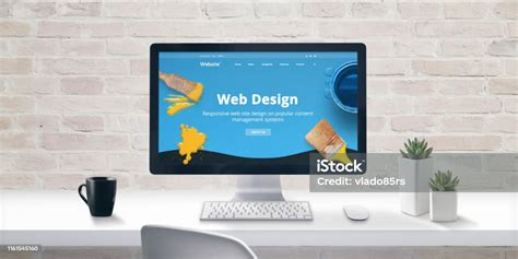 현대 컴퓨터 디스플레이에 웹 프리젠 테이션과 창조적 인 웹 디자인 스튜디오 개념 옆에 커피와 식물한 잔 배경벽돌 벽입니다 Html에 대한 스톡 사진 및 기타 이미지 Istock