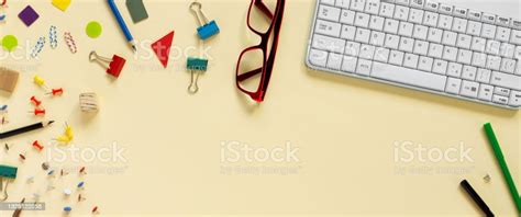 학교와 사무처는 베이지 색 종이 배경에 키보드와 국경을 공급합니다 여러 가지 빛깔의 연필 페인트 플라스틱 아바쿠스 푸시 핀 및 기타 학교 액세서리 개념에 대한 스톡 사진 및