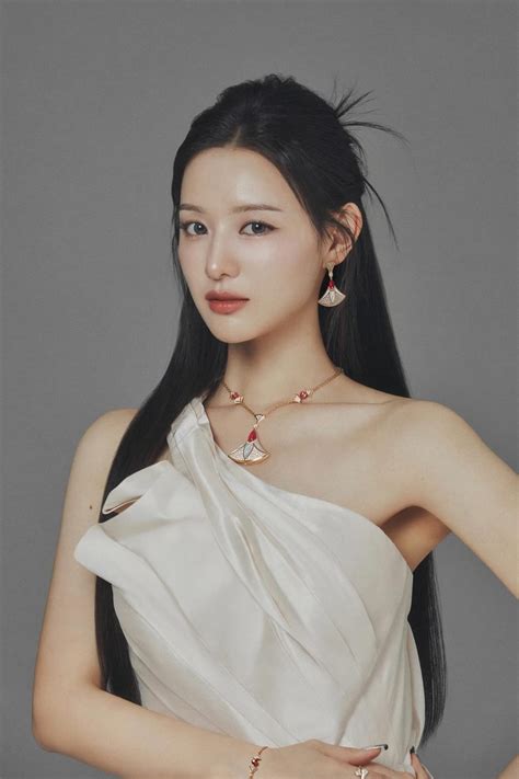 Bvlgari 宣布女演員金智媛 Kim Ji Won 為其新任品牌大使。她將作為第一位韓國品牌形像大使，不僅代表 Bvlgari 的珠寶
