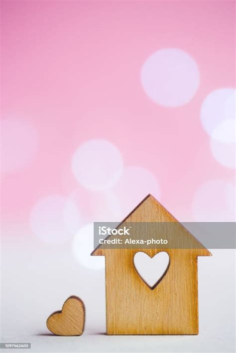 핑크 Bokeh 배경에 작은 마음을 가진 심 혼의 형태로 구멍을 가진 나무로 되는 집 0명에 대한 스톡 사진 및 기타 이미지 0명 가정 생활 개념 Istock