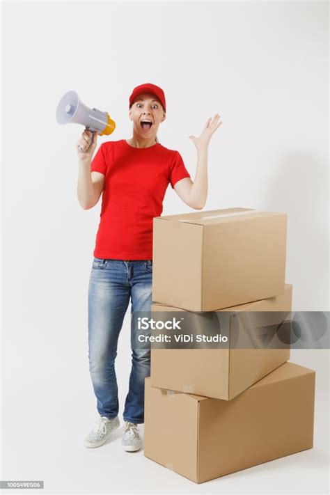 전체 길이 빨간 모자에 배달 여자의 초상화 T셔츠는 흰색 배경에 고립 여성 택배 빈 골 판지 상자 근처 확성기에 비명 수신 패키지입니다 공간 광고를 복사 합니다 가냘픈에