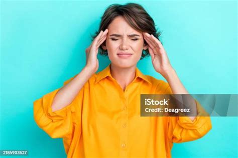 젊은 예쁜 사랑 스럽다 좋은 매력적인 불행한 마음 소녀 두통 터치 머리 통증 아쿠아 마린 색상 배경에 고립 된 사진 25 29세에 대한 스톡 사진 및 기타 이미지 Istock