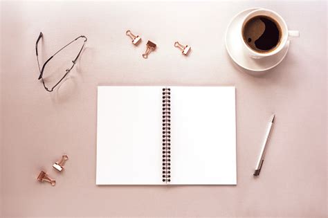 펜과 안경이 달린 회색 배경에 커피 한 잔과 빈 나선형 메모장 모형 상단 보기 플랫 레이 배경 주제에 대한 스톡 사진 및 기타 이미지 Istock