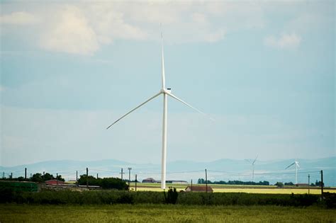 재생 에너지 지속 가능성 및 자연 속의 대체 전력을 위한 농장 전기 및 풍력 터빈 농업 구름 및 보존 생태 또는 환경을 위한 전기 전도체 0명에 대한 스톡 사진 및 기타