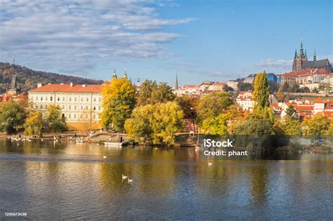 체코 블타바 강이 있는 다채로운 구시가지와 프라하 성의 전경 0명에 대한 스톡 사진 및 기타 이미지 0명 강 거리 Istock