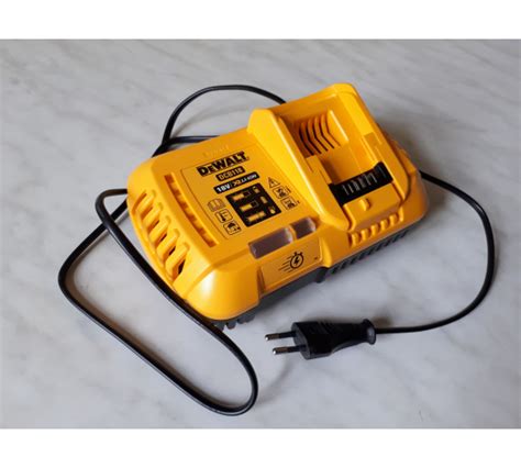 Универсальное зарядное устройство (18-54 В) DEWALT DCB118 - выгодная ...
