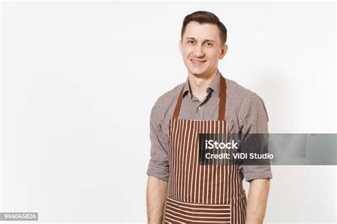 영 진정 잘생긴 남자 요리사 또는 웨이터를 입고 웃 고 스트라이프 브라운 앞치마 흰색 배경에 고립 셔츠 포즈 남자가 정부 또는 Houseworker 카메라를 찾고입니다