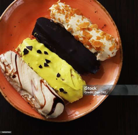 다양한 충전재와 초콜릿 망고 과일 크림이있는 직사각형 모양의 고전적인 프랑스 Eclairs 클로즈업 0명에 대한 스톡 사진 및 기타 이미지 Istock