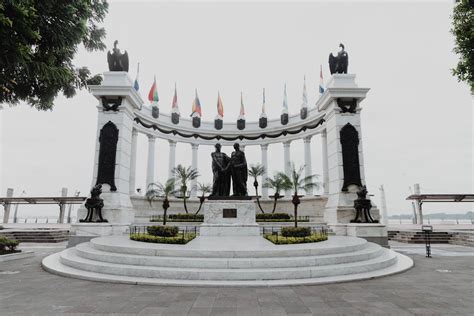 집 밖의 강가의 건축 경치가 좋은 공공 장소 과야 스 과야 킬 관광 관광 명소 구슬 기념물 기둥 깃발 남아메리카 도시 공원 도시 광장 도시