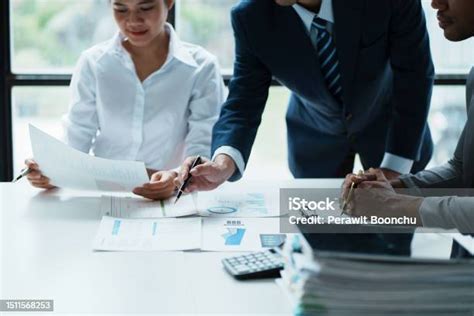 비즈니스 컨설팅 회의 작업 및 브레인스토밍 새로운 비즈니스 프로젝트 금융 투자 개념 2명에 대한 스톡 사진 및 기타 이미지 2명 Office Of Management