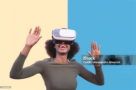 야외 에서 가상 현실 안경을 사용하는 아프로 여자 혁신적인 Vr 구글 기술로 재미를 가진 행복한 어린 소녀 기술 라이프 스타일 엔터테인먼트 및 3d 게임 경험 개념 3차원