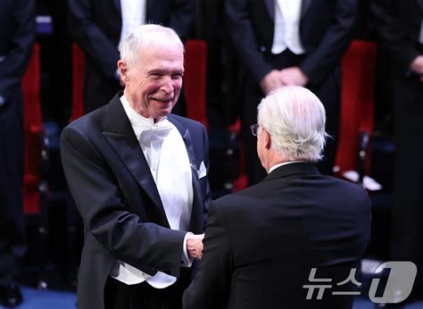 노벨 물리학상 수상하는 존 홉필드 교수 뉴스1