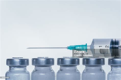 의학 주사 백신 및 일회용 주사기 약물 개념 멸균 바이알 의료 주사기 바늘 주사용 유리 의료 앰플 바이알 0명에 대한 스톡 사진 및 기타 이미지 Istock