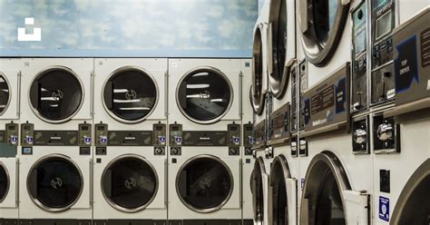 흰색 세탁기와 건조기 세탁실은 흰색 바닥 타일에 집중되어 있습니다 사진 Unsplash의 무료 파시파니 이미지