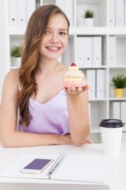 Premium Photo Girl With Creamy Cupcake