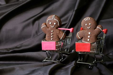 Pria Roti Jahe Lucu Lakilaki Dan Perempuan Di Gerobak Logam Dari Supermarket Dengan Latar