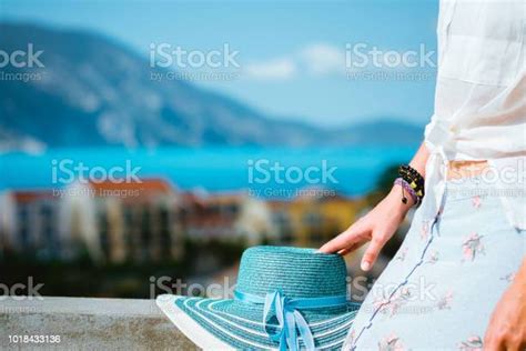 블루 Sunhat 벽에 누워입니다 화창한 날에 다채로운 조용한 마 아소스의 보기를 즐기는 관광 여자 그리스 여행 휴가 Kefalonia 여름 시간에 방문 하는 세련 된 여성