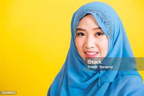 아시아 무슬림 아랍 행복한 아름다운 젊은 여성 이슬람 종교 착용 베일 히잡 그녀의 미소 스튜디오 클로즈 업 노란색 배경에 고립 된 촬영의 초상화 노랑에 대한 스톡 사진 및