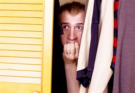 Мужик прячется в шкафу от спецназа фото