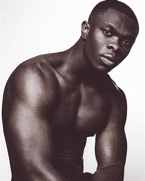 Негр лежит на диване 81 фото