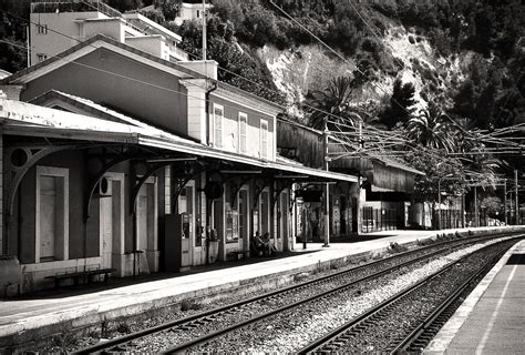 무료 이미지 검정색과 흰색 선로 도로 거리 도시 풍경 수송 근교 기차역 단색화 대중 교통 철도 운송 흑백 사진 주거 지역 철도 차량 대도시 지역