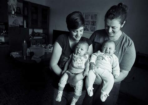 Dos Mam S Los Desaf Os De Una Familia Homoparental Cosecha Roja