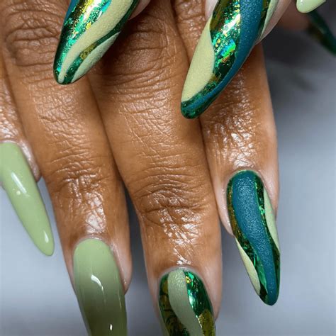Were Holding Space For These 17 Emerald Green Nail Ideas