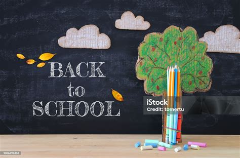 학교 배너 돌아가기 지식의 나무 그리고 교실 칠판 앞 연필 0명에 대한 스톡 사진 및 기타 이미지 0명 가정의 방 개념