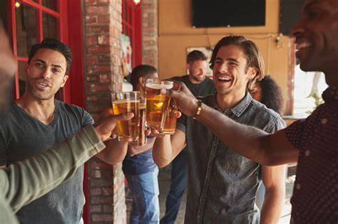 스포츠 바에서 남자 친구 모임에 함께 토스트를 만들기의 그룹 20 29세에 대한 스톡 사진 및 기타 이미지 20 29세 30 39세 40 49세 Istock