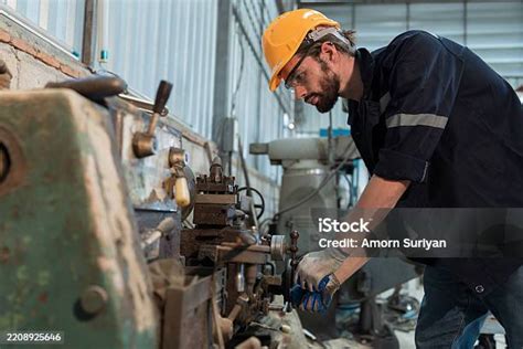 산업 공장의 전문 남성 엔지니어 유지 보수 선반 기계 안전 유니폼 고글 및 헬멧이 있는 선반 기계를 수리하는 엔지니어 20 24세에 대한 스톡 사진 및 기타 이미지 Istock