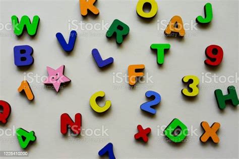 베이지 색 배경에 나무 다색 문자와 숫자 초등학교 를위한 교육 게임 어린이 날 0명에 대한 스톡 사진 및 기타 이미지 0명