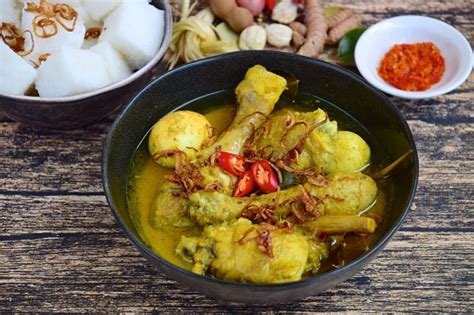 Opor Ayam 코코넛 밀크에서 익힌 닭고기 삶은 계란 추가 인도네시아의 중앙 자바에서 유래 론 퉁과 Sambal와 함께 제공 레 바란 또는 이드 알fitr 인기 요리 0