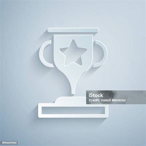 회색 배경에 격리 된 용지 컷 어워드 컵 아이콘 우승자 트로피 기호 챔피언십 또는 경쟁 트로피 스포츠 성취 기호 종이 아트 스타일 벡터 상에 대한 스톡 벡터 아트 및 기타
