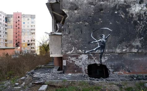 Картину Бенксі в Ірпені закрили захисним екраном Вечірній Київ