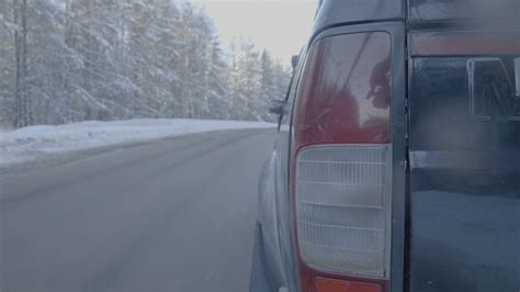 눈 덮인 도로의 헤드라이트 근접 촬영 차는 눈 덮인 도로를 타고 가솔린에 대한 스톡 사진 및 기타 이미지 가솔린 가장자리 거리 Istock