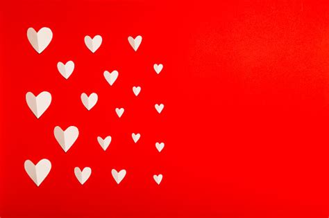 발렌타인 데이 구성 평면 평신도 스타일의 빨간색 배경에 흰색 종이 하트 발렌타인 데이 컨셉 사진 템플릿 0명에 대한 스톡 사진 및 기타 이미지 Istock