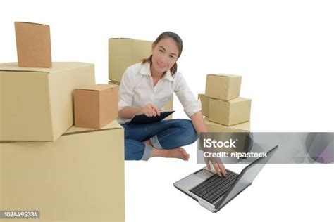 십 대 소유자 비즈니스 여자 사용 집에서 클립보드 순서를 작성 하는 온라인 쇼핑에 대 한 노트북 개념에 대한 스톡 사진 및 기타 이미지 Istock