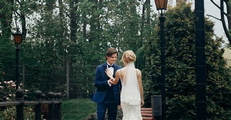 공원에서 춤을 추는 세련된 신부와 신랑 행복한 럭셔리 웨딩 커플이 나무 사이를 걷고 웃고 있다 야외 리셉션에서 파란색 정장을 입은 남자와 흰색 드레스를 입은 여자 사진